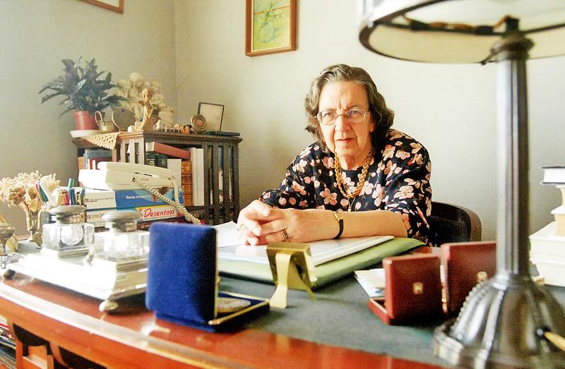 Antígona: Centenário de Maria Helena da Rocha Pereira na Alma Azul ...